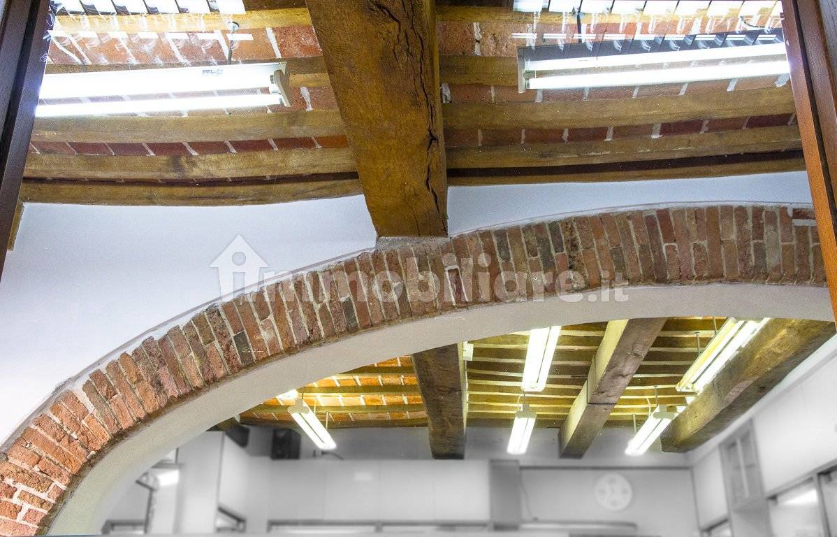 Locale commerciale con laboratorio in Vendita