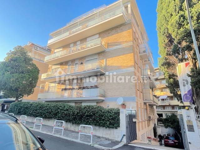 Locale commerciale via Marco Besso, Roma, Rif. 99701658 - Immobiliare.it