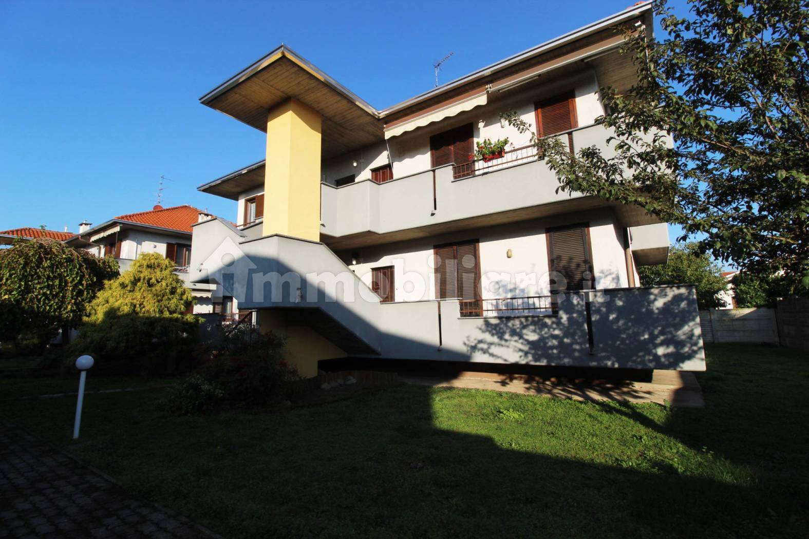 Trilocale via Roma 11, Centro, Marnate