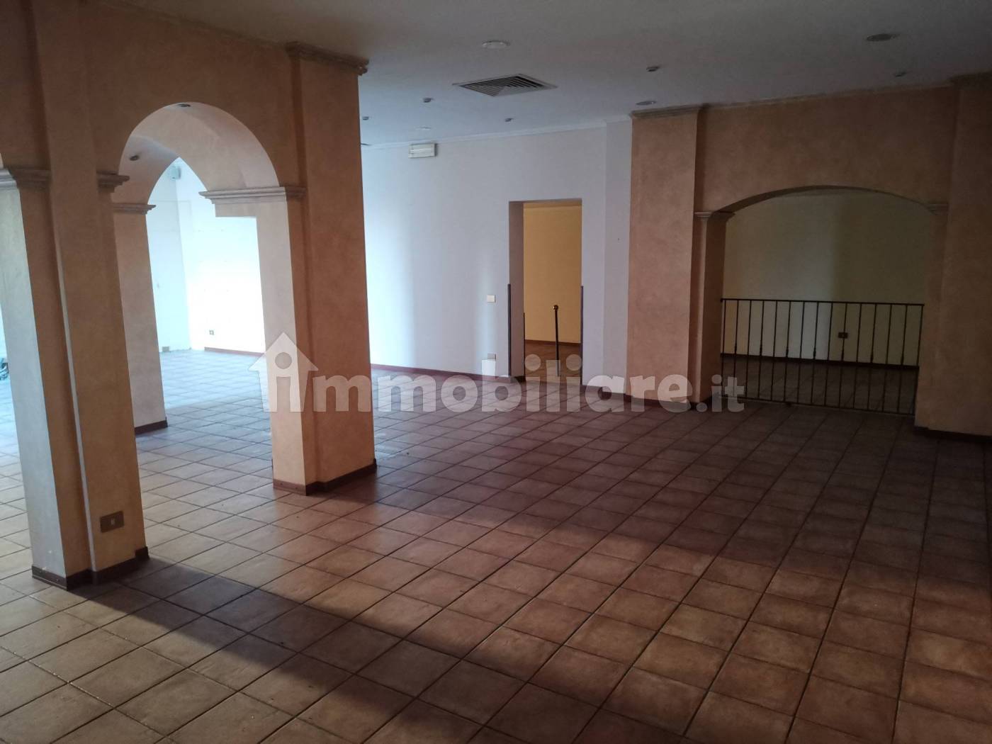 Locale commerciale in Vendita