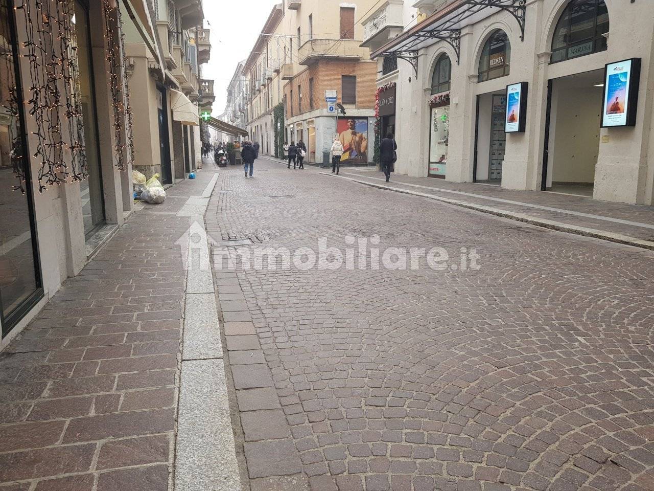 Locale commerciale in Vendita