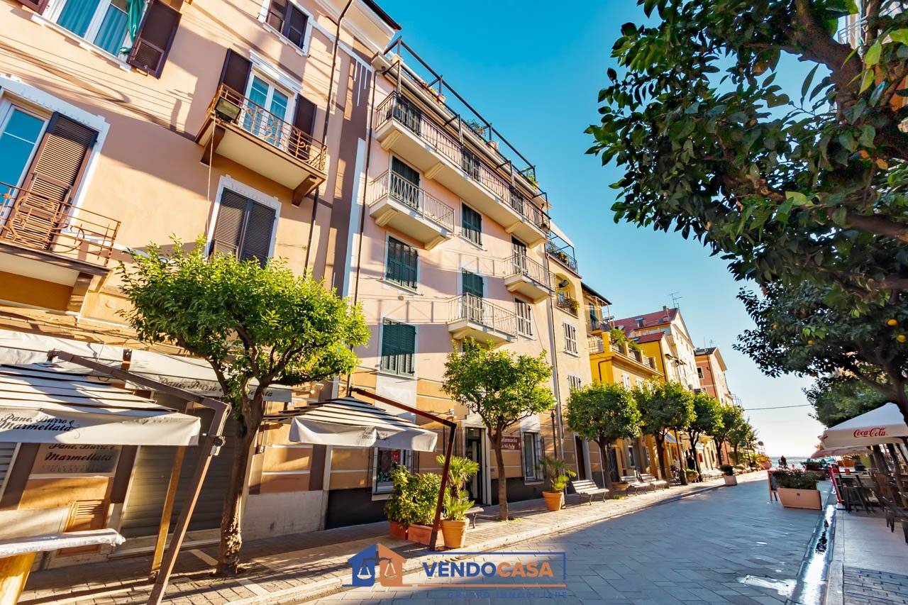 Trilocale via Torino 27, Centro, Alassio