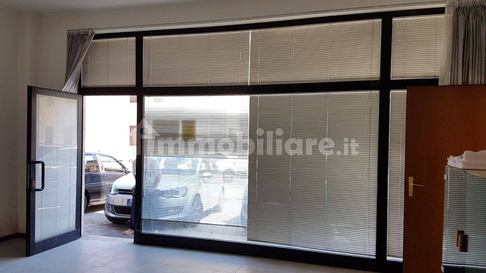 Locale commerciale in Vendita