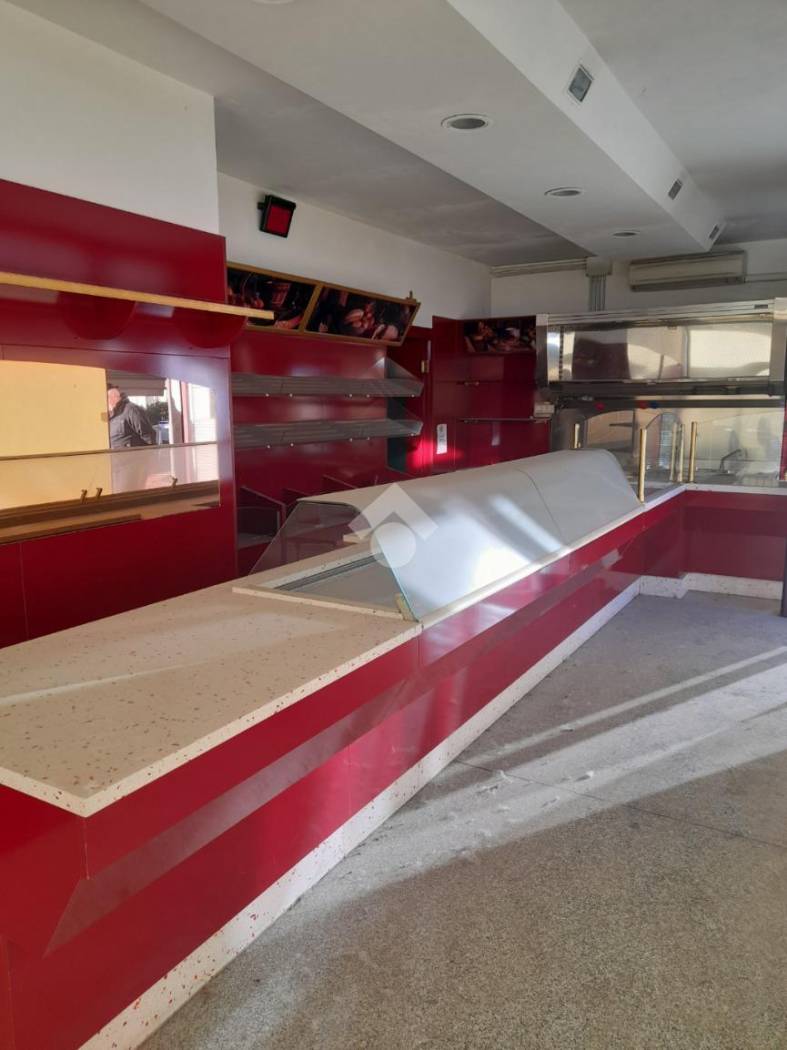 Locale commerciale in Vendita