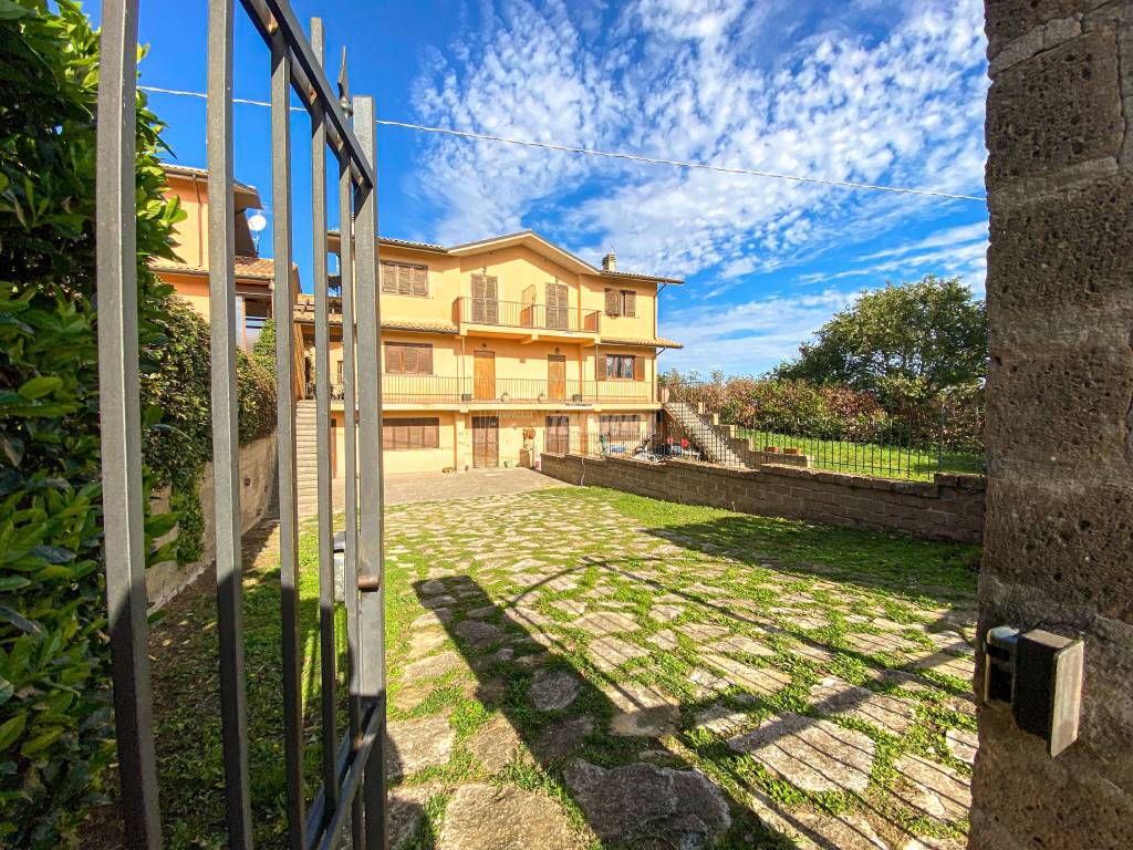 Vendita Villa a schiera in Strada Mazzatosta 33 Vitorchiano. Buono ...