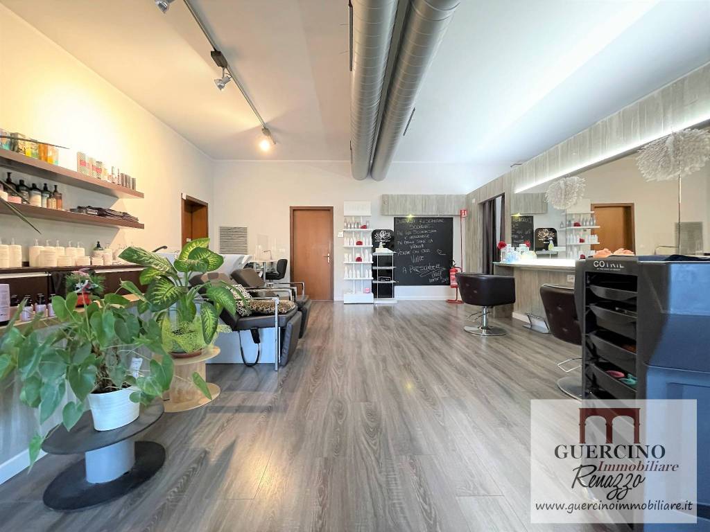 Parrucchiere - Barbiere via Paratore-Dodici Morelli 75/c, Cento, Rif. 99830554 - Immobiliare.it