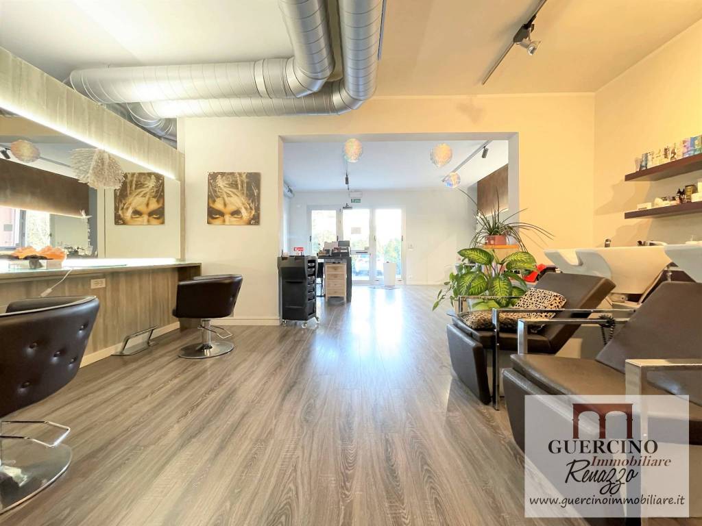 Parrucchiere - Barbiere via Paratore-Dodici Morelli 75/c, Cento, Rif. 99830554 - Immobiliare.it