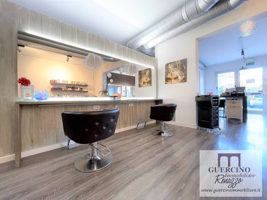 Parrucchiere - Barbiere via Paratore-Dodici Morelli 75/c, Cento, Rif. 99830554 - Immobiliare.it