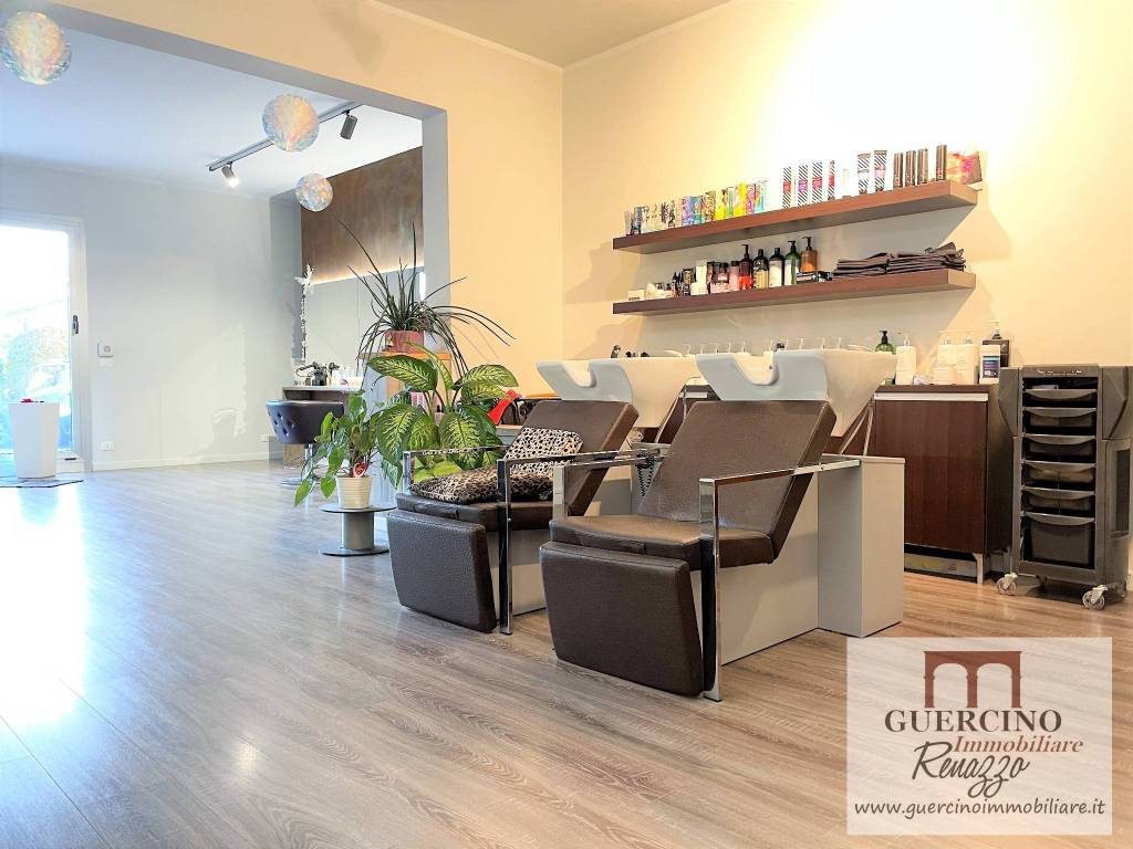 Parrucchiere - Barbiere via Paratore-Dodici Morelli 75/c, Cento, Rif. 99830554 - Immobiliare.it