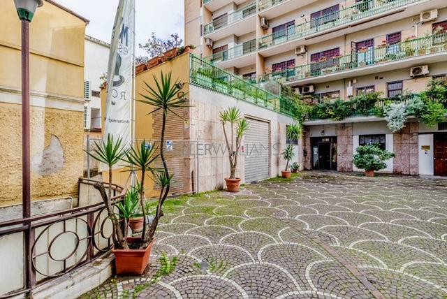 Locale commerciale in Vendita