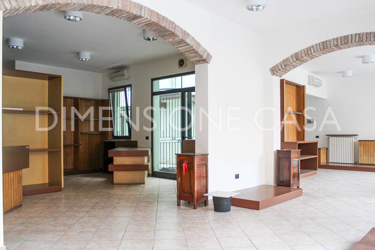 Locale commerciale in Vendita