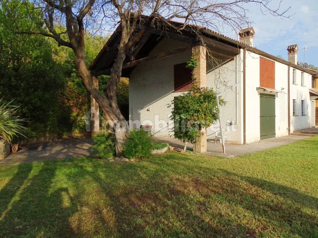 Vendita Villa bifamiliare in via valchiusa 5 Arquà Petrarca. Buono ...