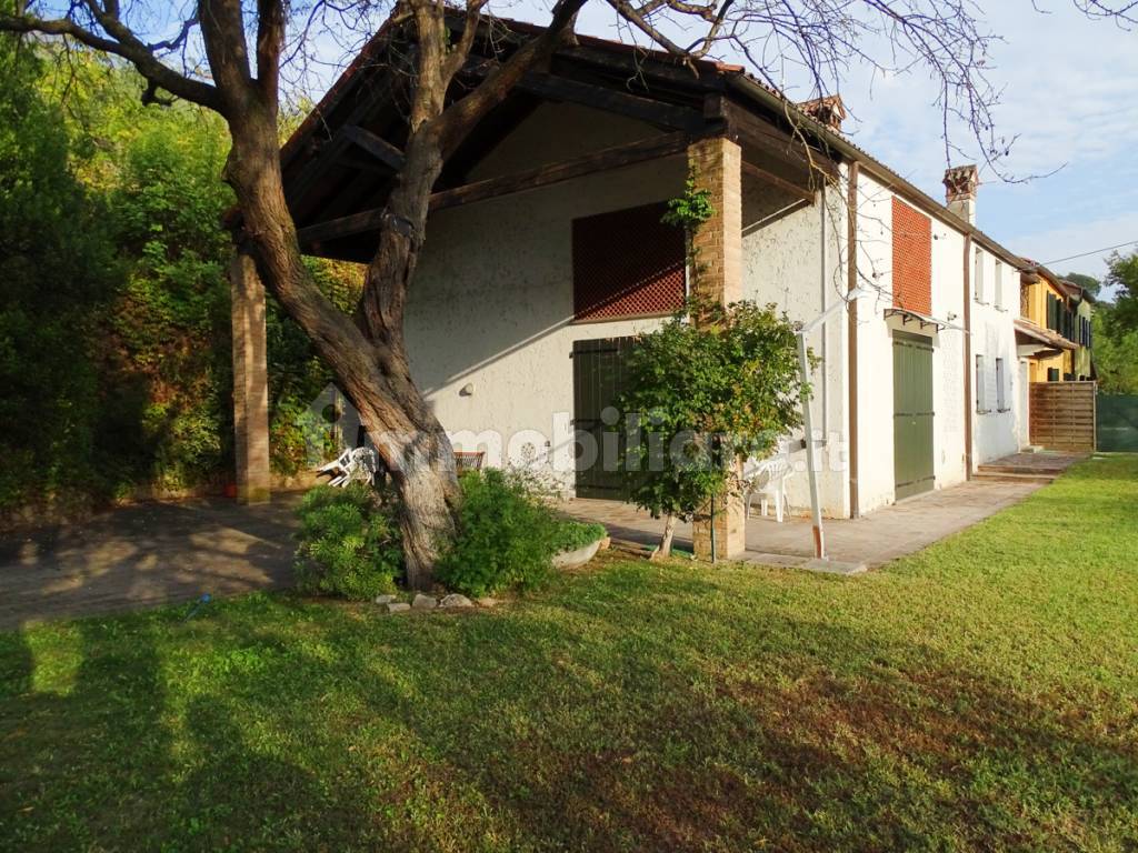 Vendita Villa bifamiliare in via valchiusa 5 Arquà Petrarca. Buono ...