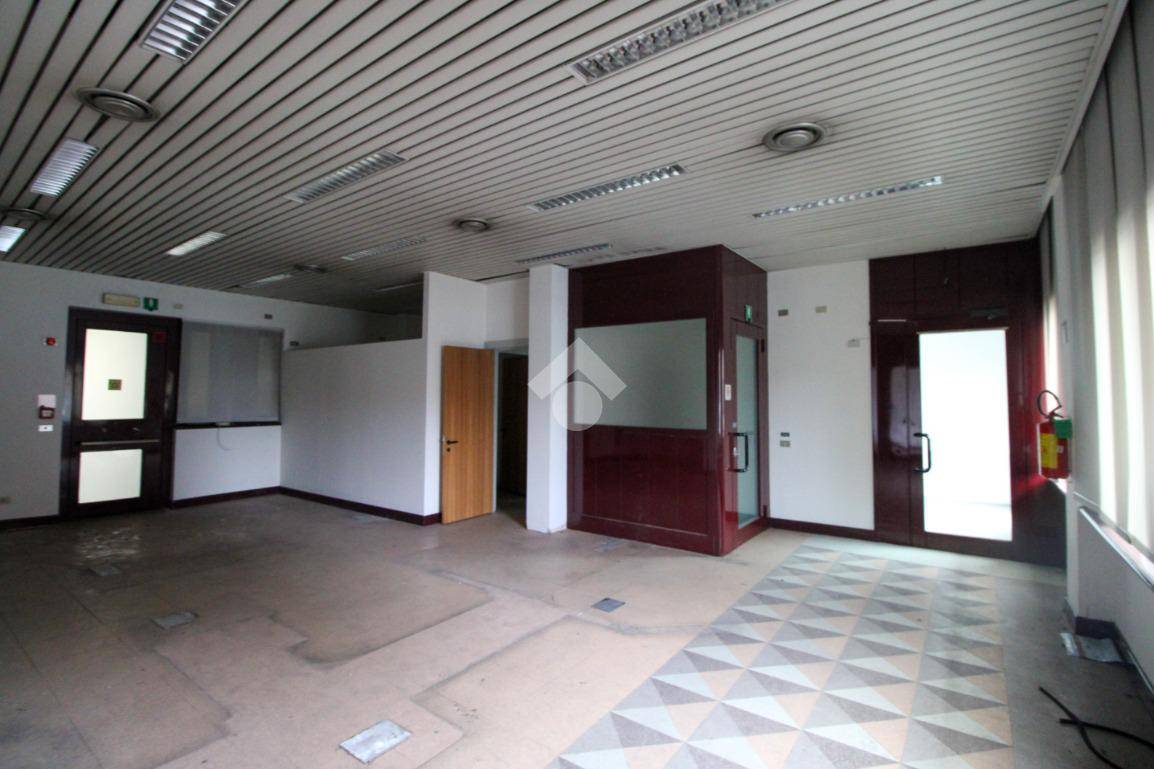 Locale commerciale in Vendita