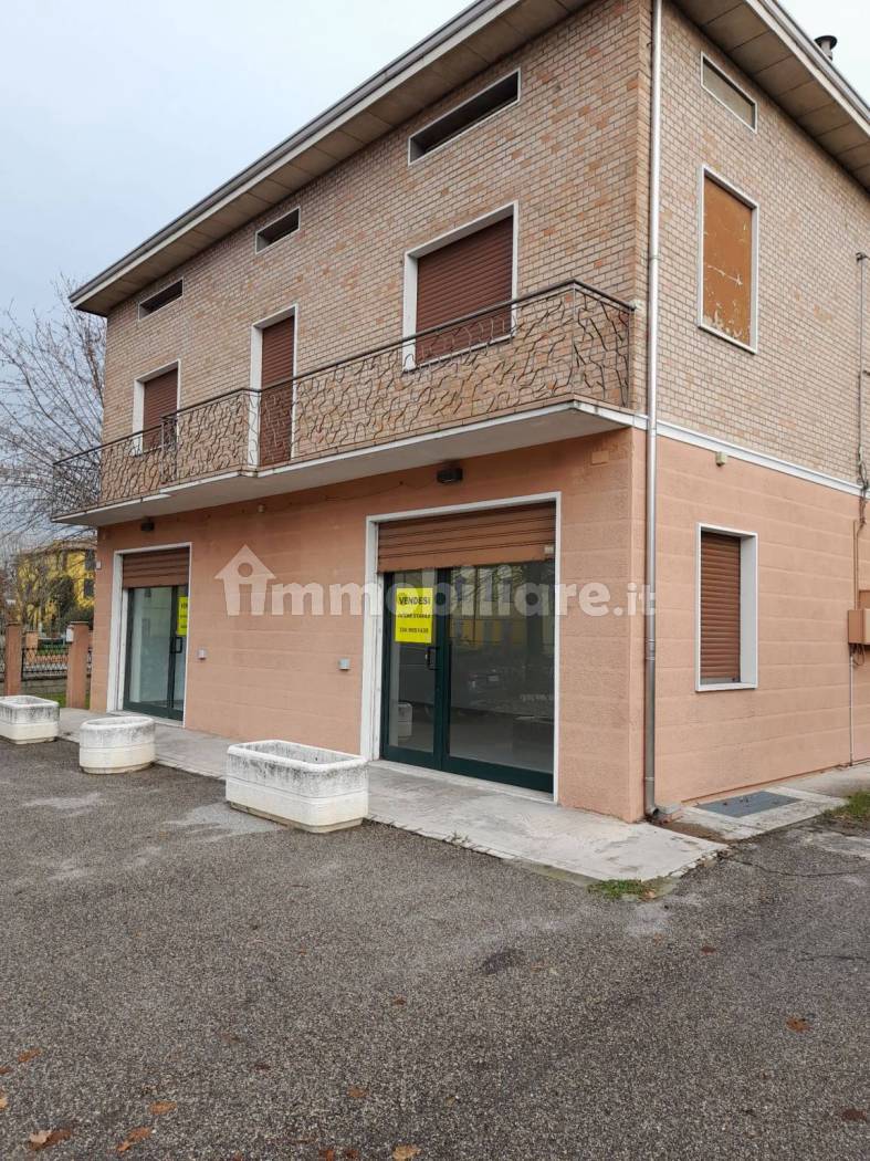 Locale commerciale in Vendita