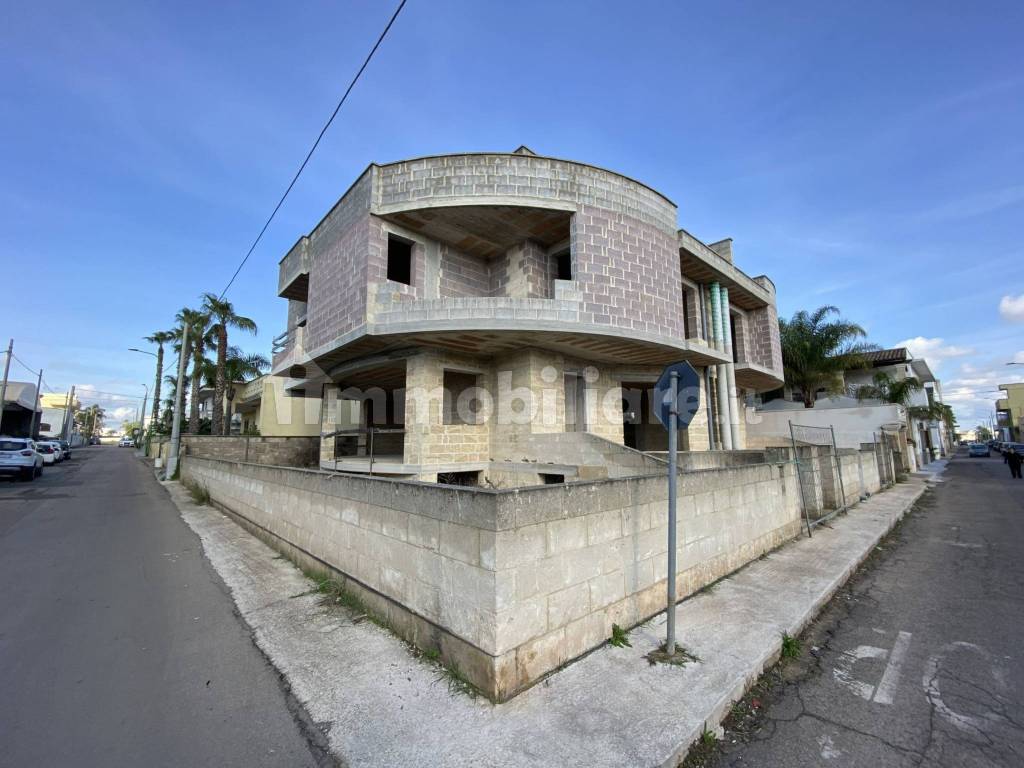 Vendita Rustico in via Europa Racale. Nuovo, posto auto, 339 m², rif ...