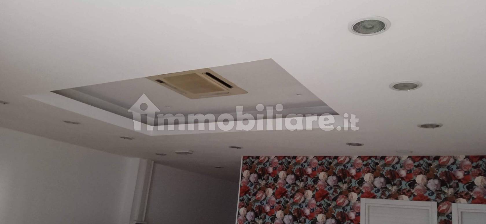 Locale commerciale in Vendita