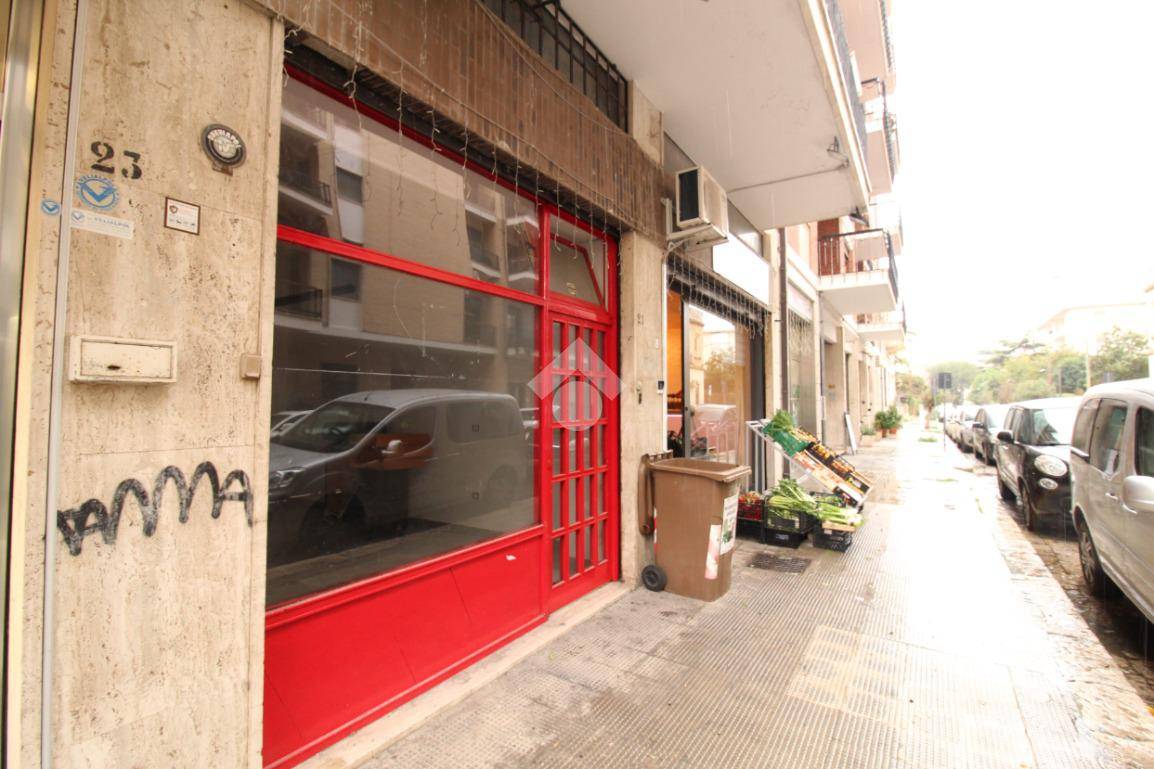 Locale commerciale in Vendita