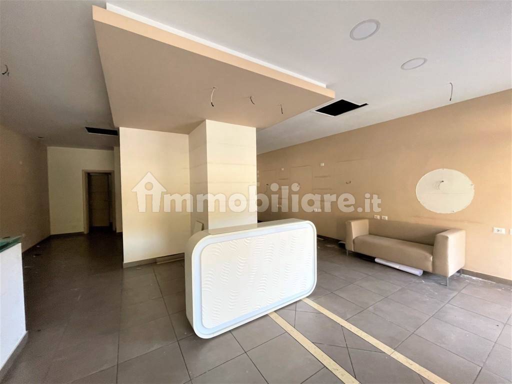 Locale commerciale in Vendita