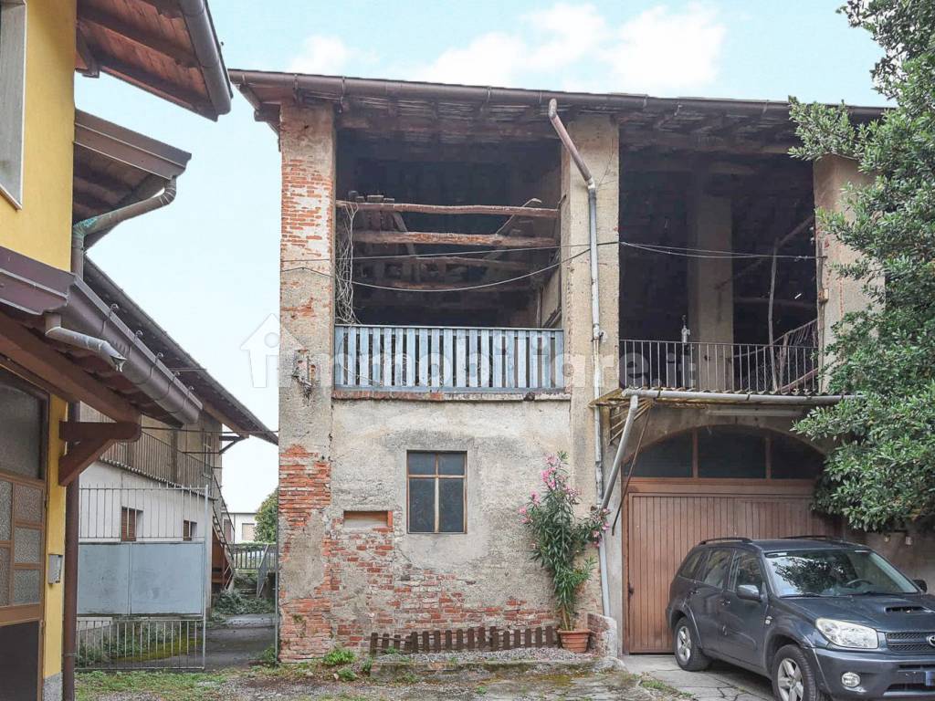 Vendita Rustico in via Indipendenza 2 Bregnano. Da ristrutturare, posto ...