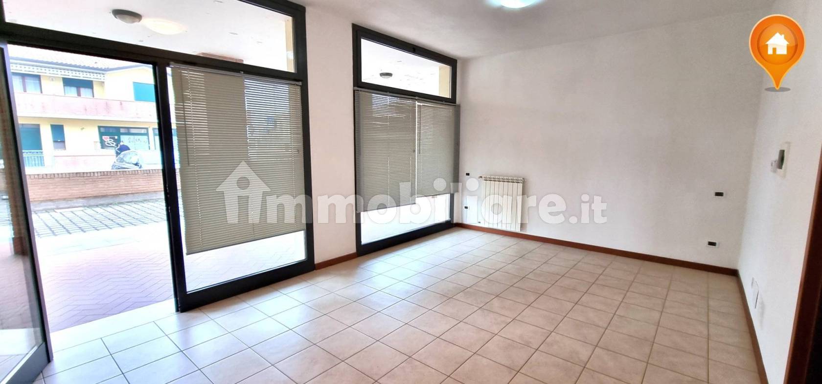 Locale commerciale in Vendita