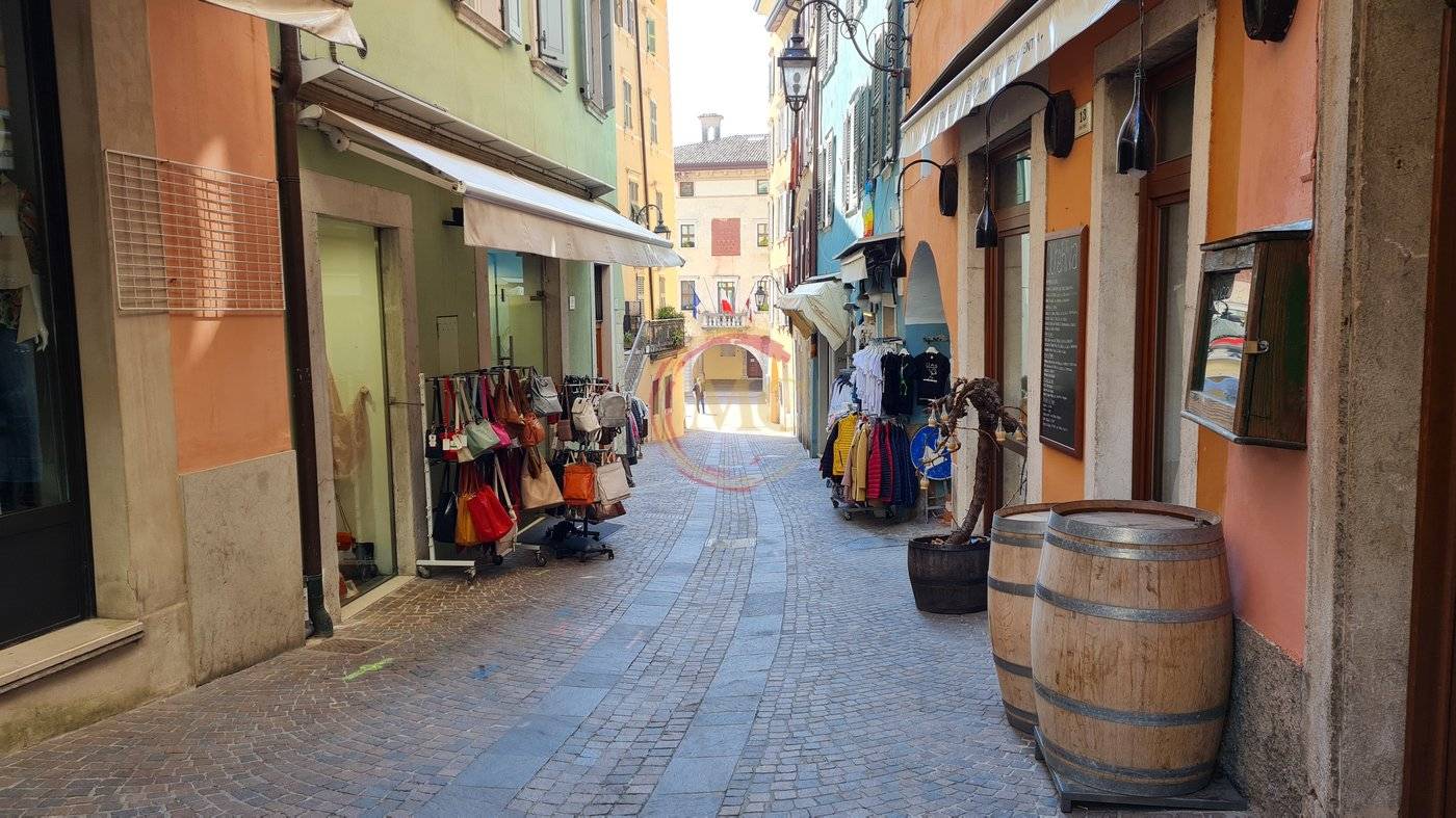 Locale commerciale in Vendita