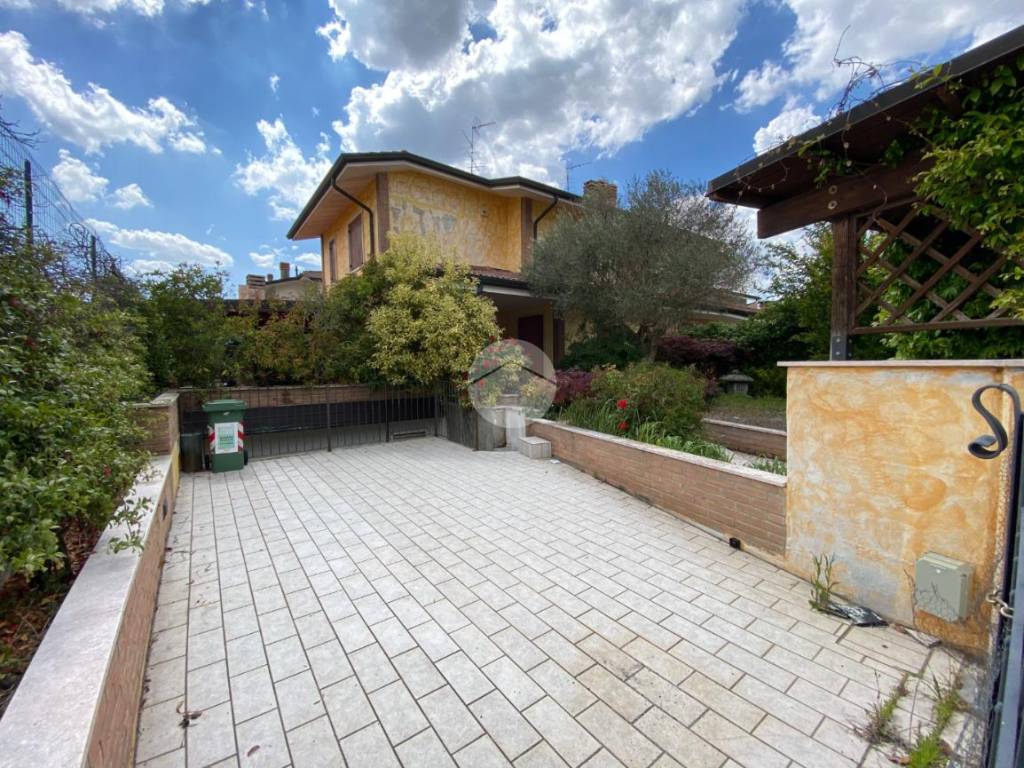 Vendita Villa bifamiliare in via Grazia Deledda Castel d'Ario. Buono ...