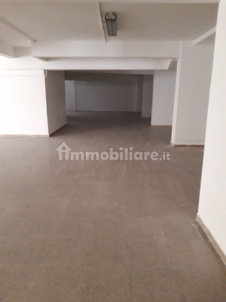 Locale commerciale in Vendita