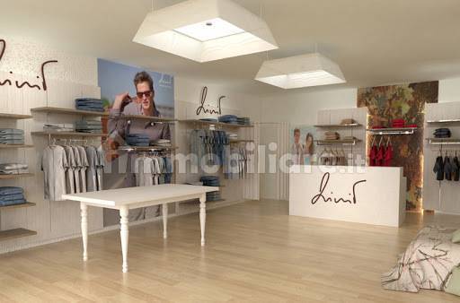 Locale commerciale in Vendita