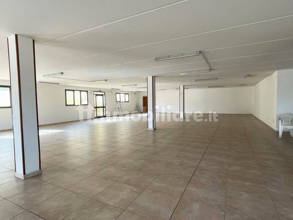 Locale commerciale con laboratorio in Vendita