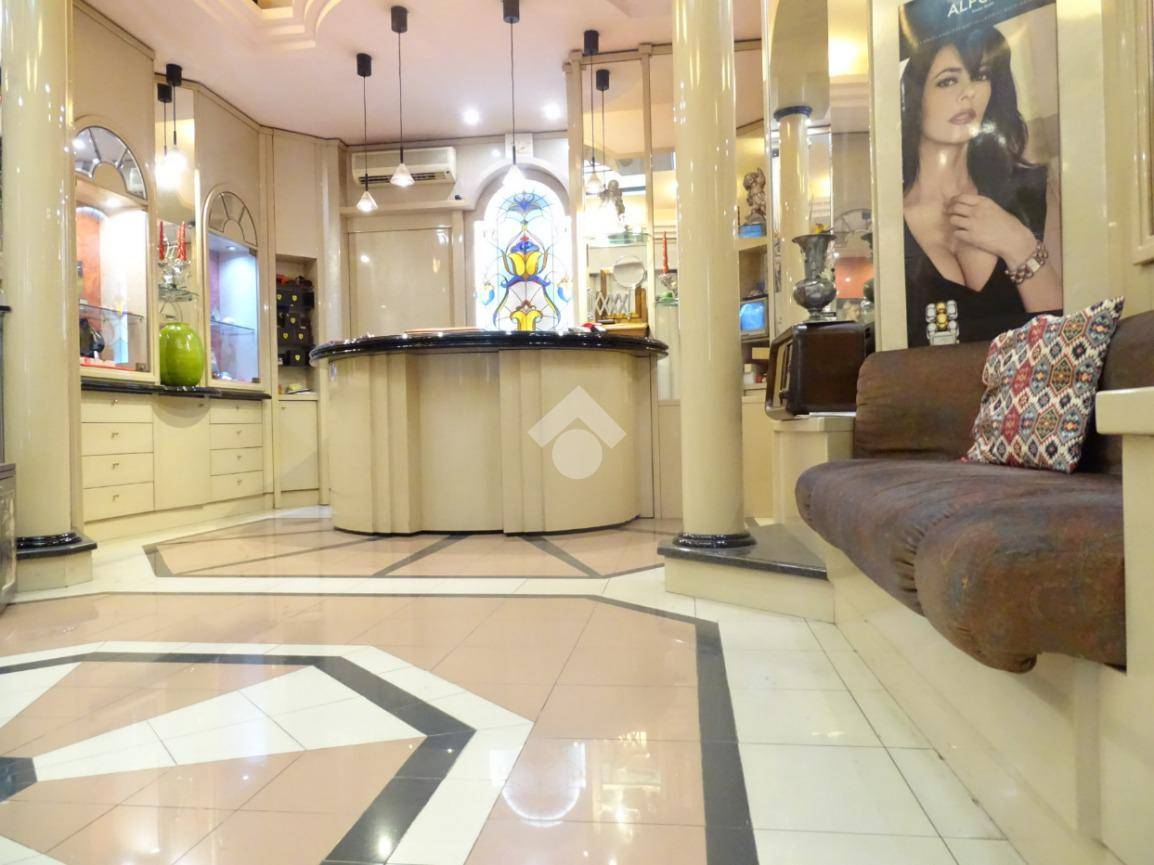 Locale commerciale in Vendita