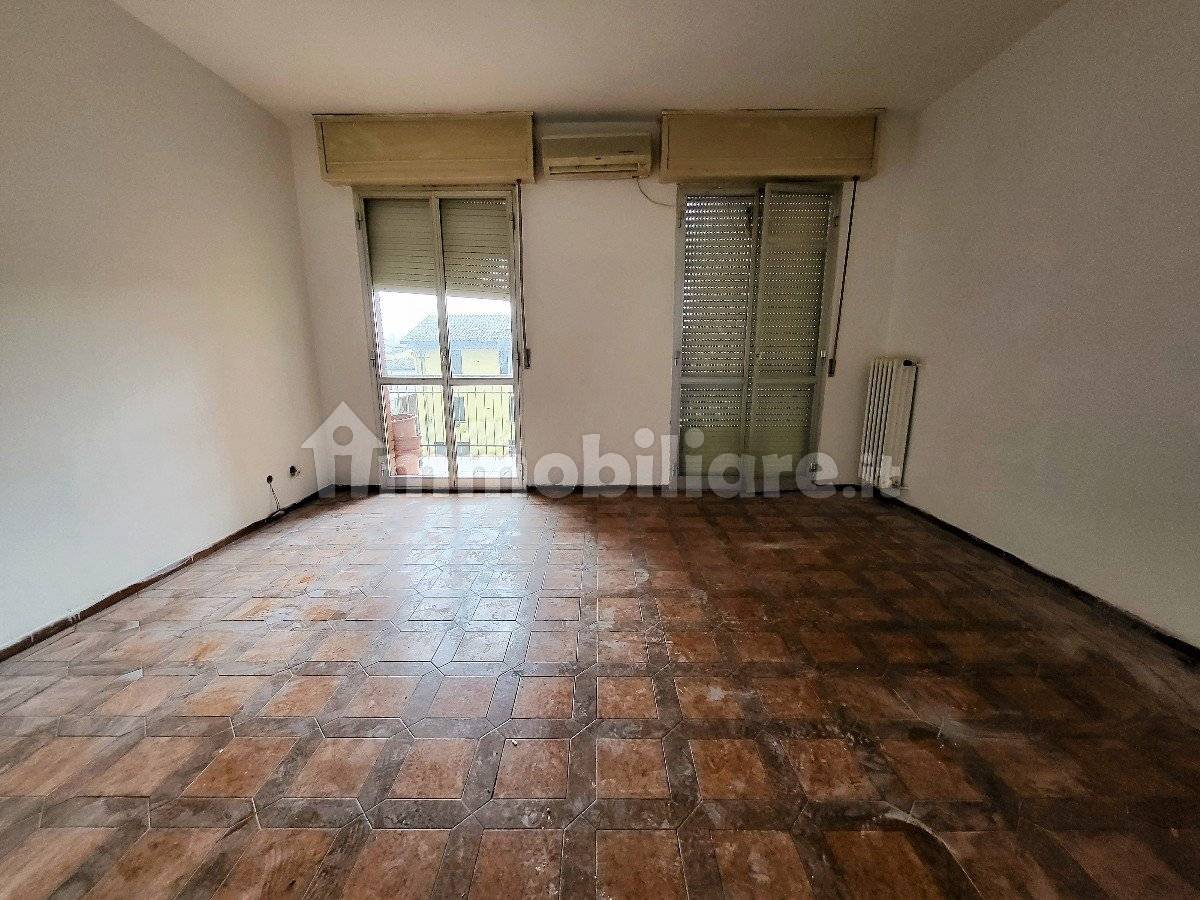 Trilocale da ristrutturare, secondo piano, Centro, Montecchio Emilia