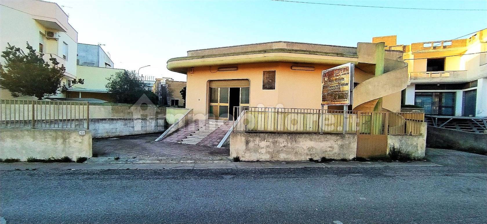 Locale commerciale in Vendita