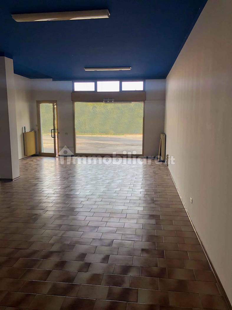 Locale commerciale in Vendita