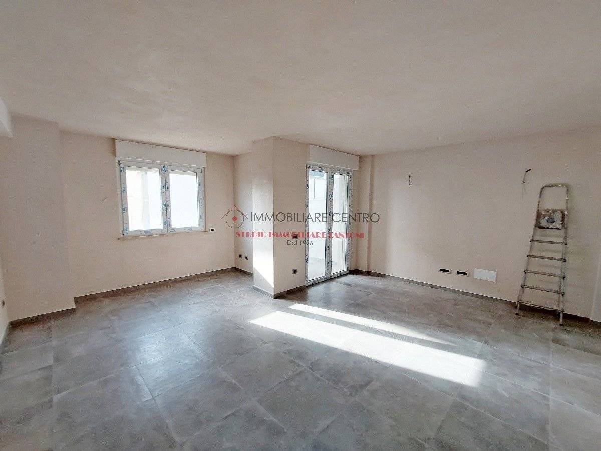 Trilocale viale Cristoforo Colombo 146, Lido di Camaiore, Camaiore