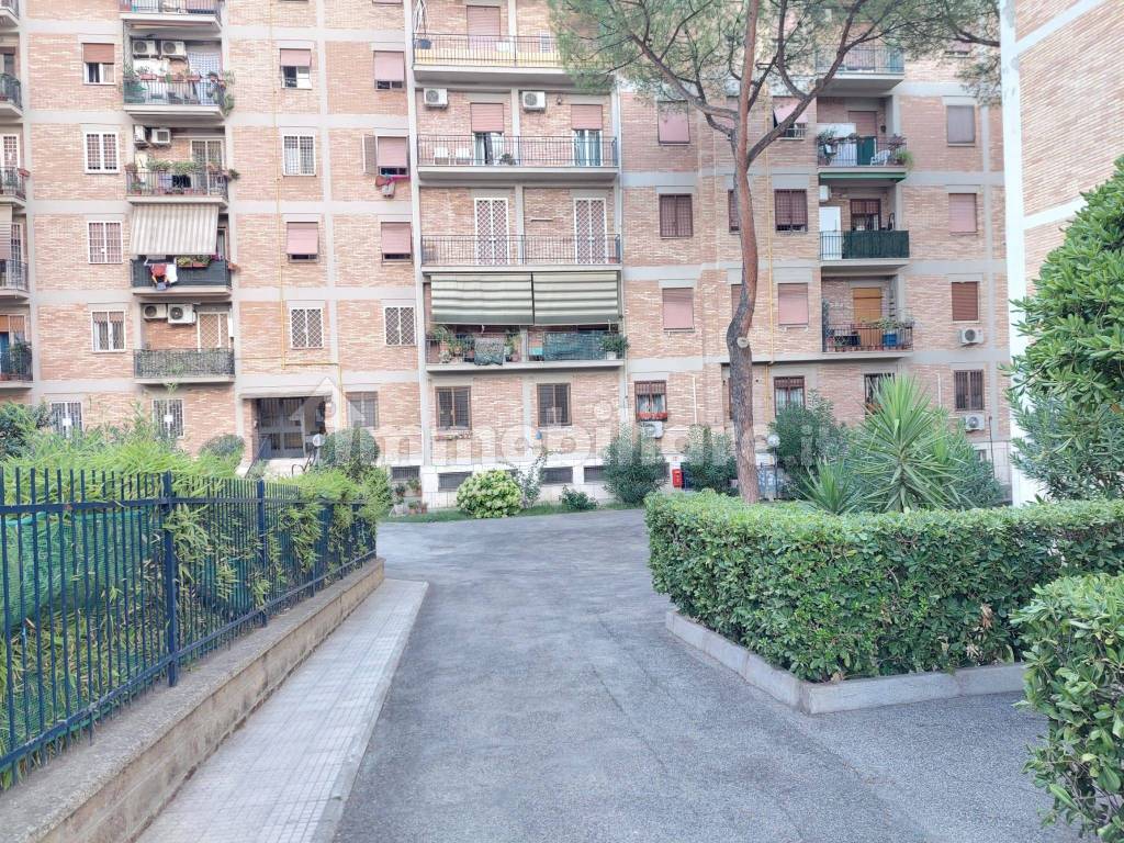 Vendita Appartamento Roma. Trilocale in via Carlo Fadda 25. Buono stato ...