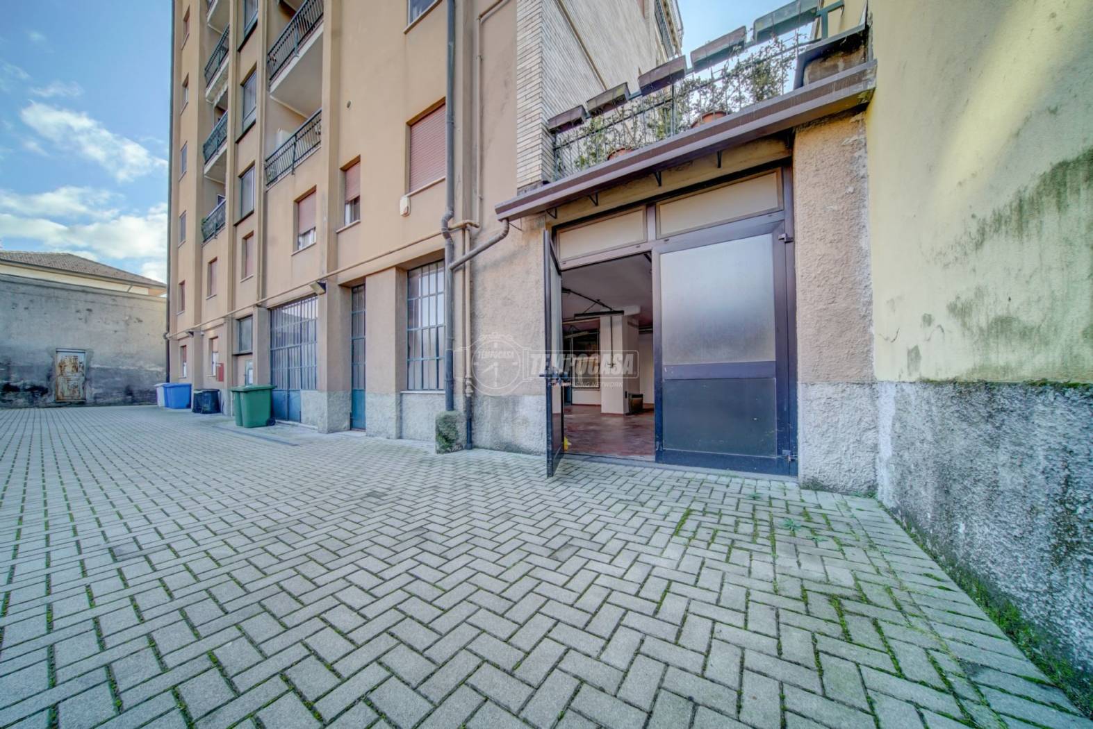 Attività commerciale con laboratorio in Vendita