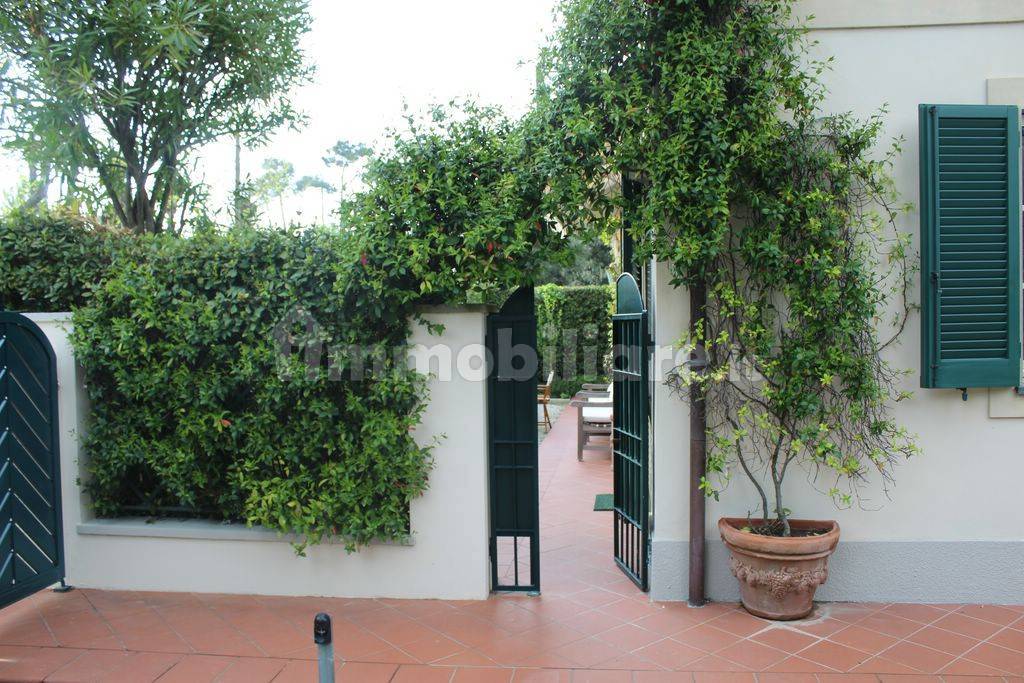 Quadrilocale via Cristoforo Colombo, Roma Imperiale, Forte dei Marmi