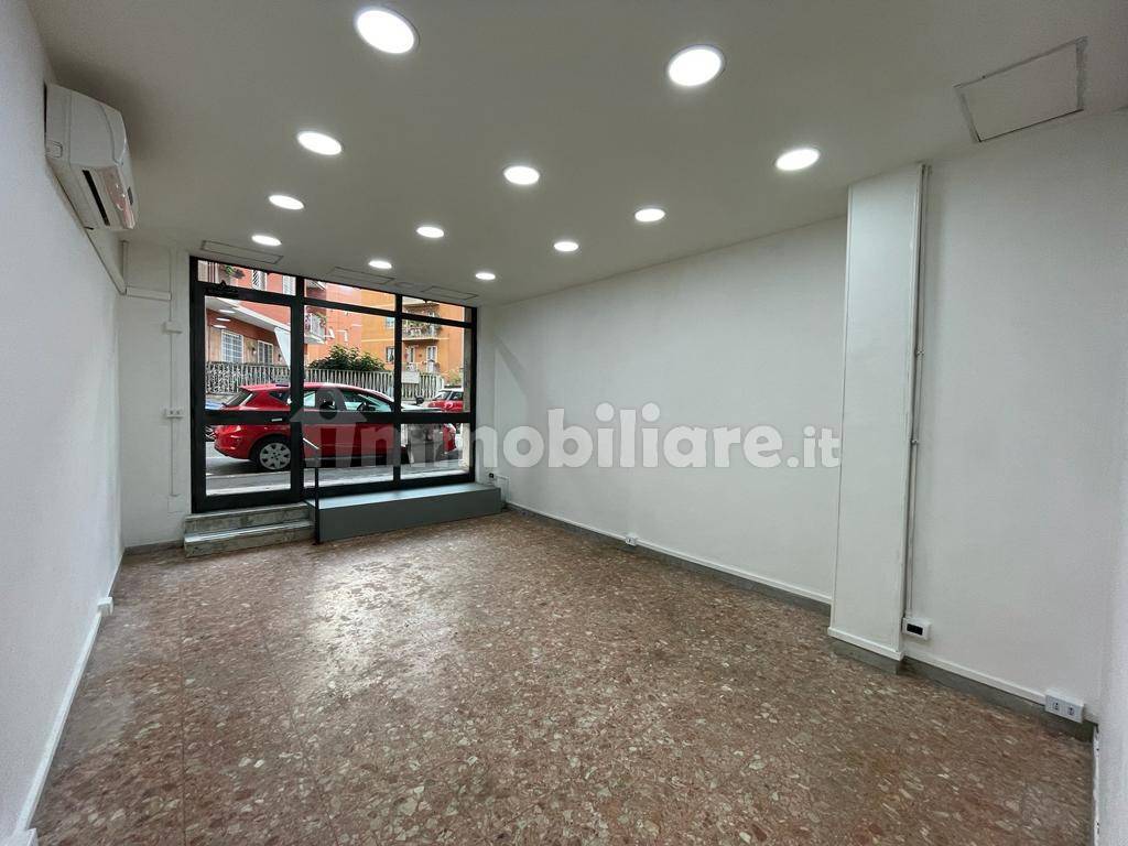 Locale commerciale in Vendita