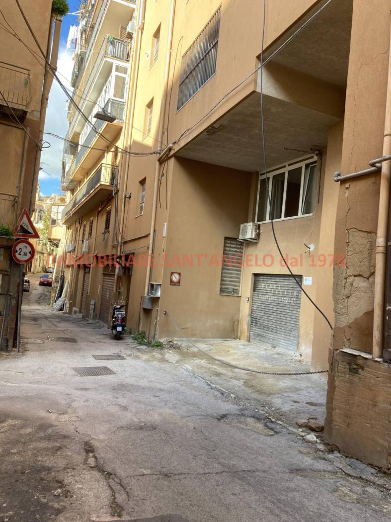 Locale commerciale in Vendita