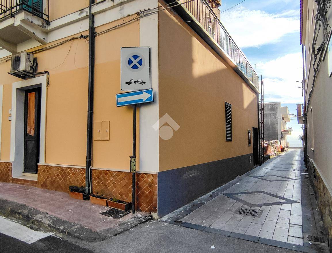 Trilocale via consolare valeria 137, Sant'Alessio Siculo