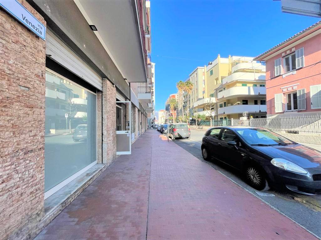 Locale commerciale in Vendita