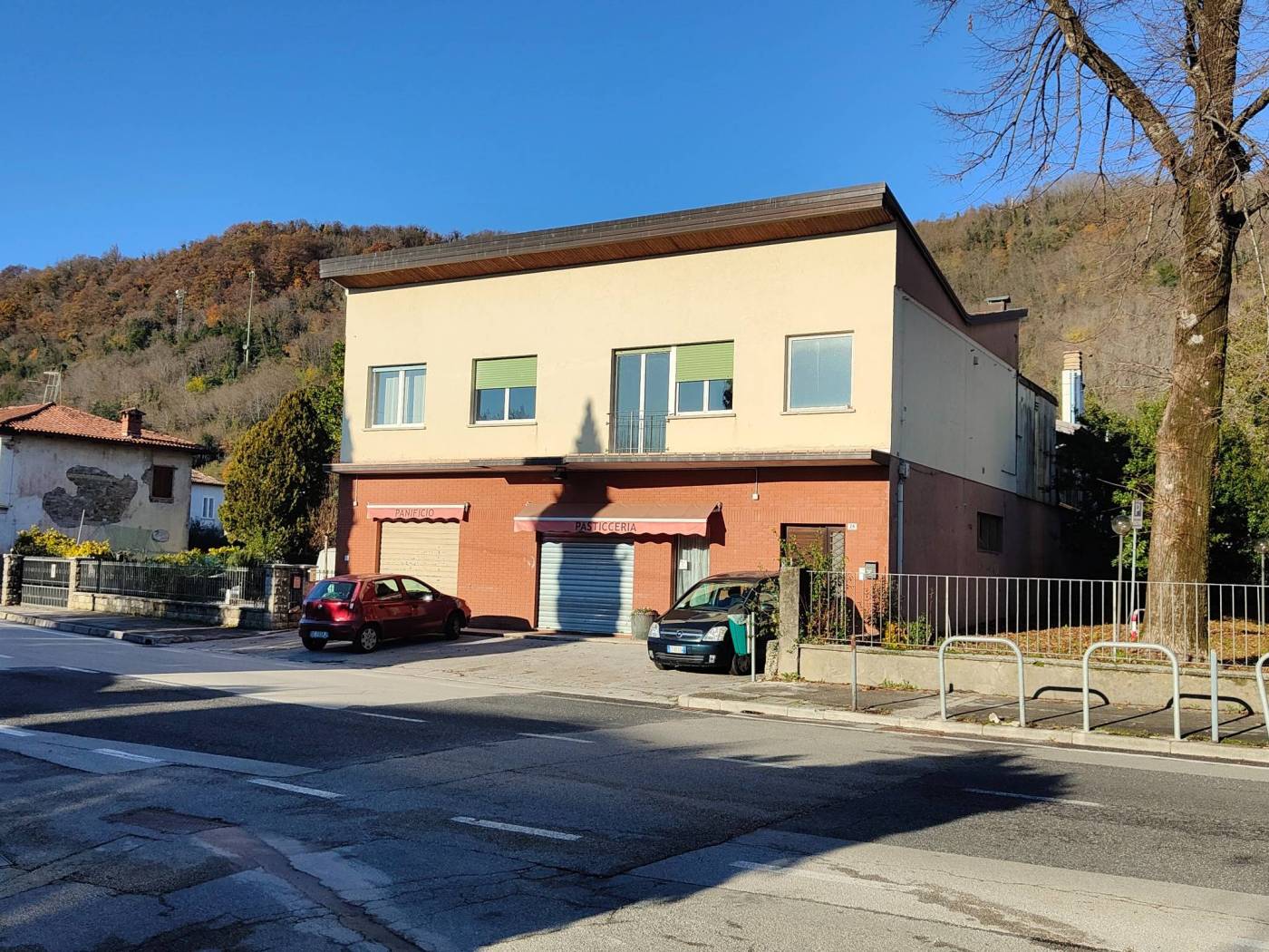 Locale commerciale con laboratorio in Vendita