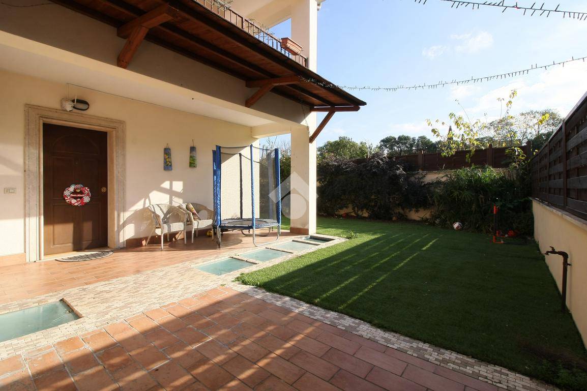 Villa a schiera via Acilio Glabrione 8, Arco di Travertino, Roma