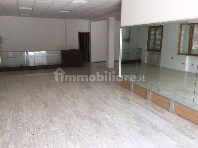 Locale commerciale in Vendita