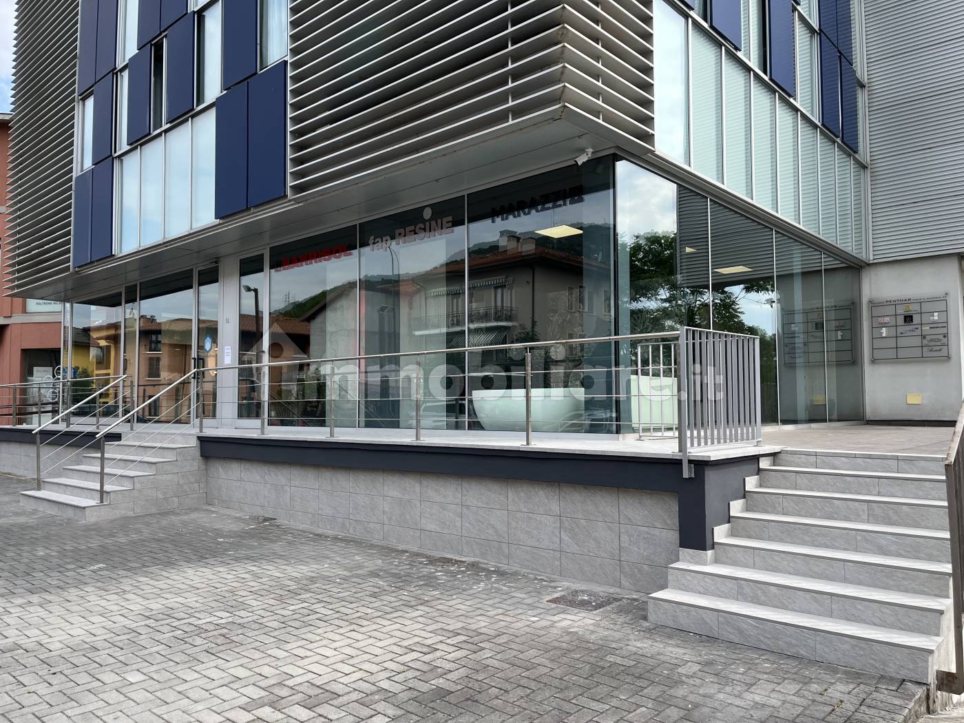 Locale commerciale con laboratorio in Vendita