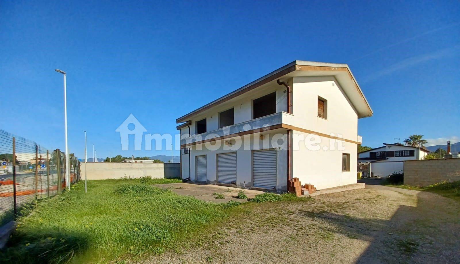 Locale commerciale in Vendita