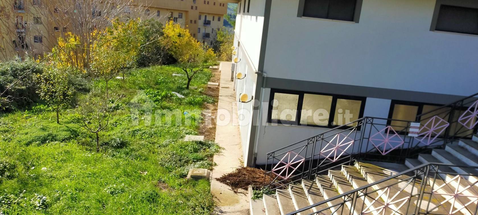 Locale commerciale in Vendita