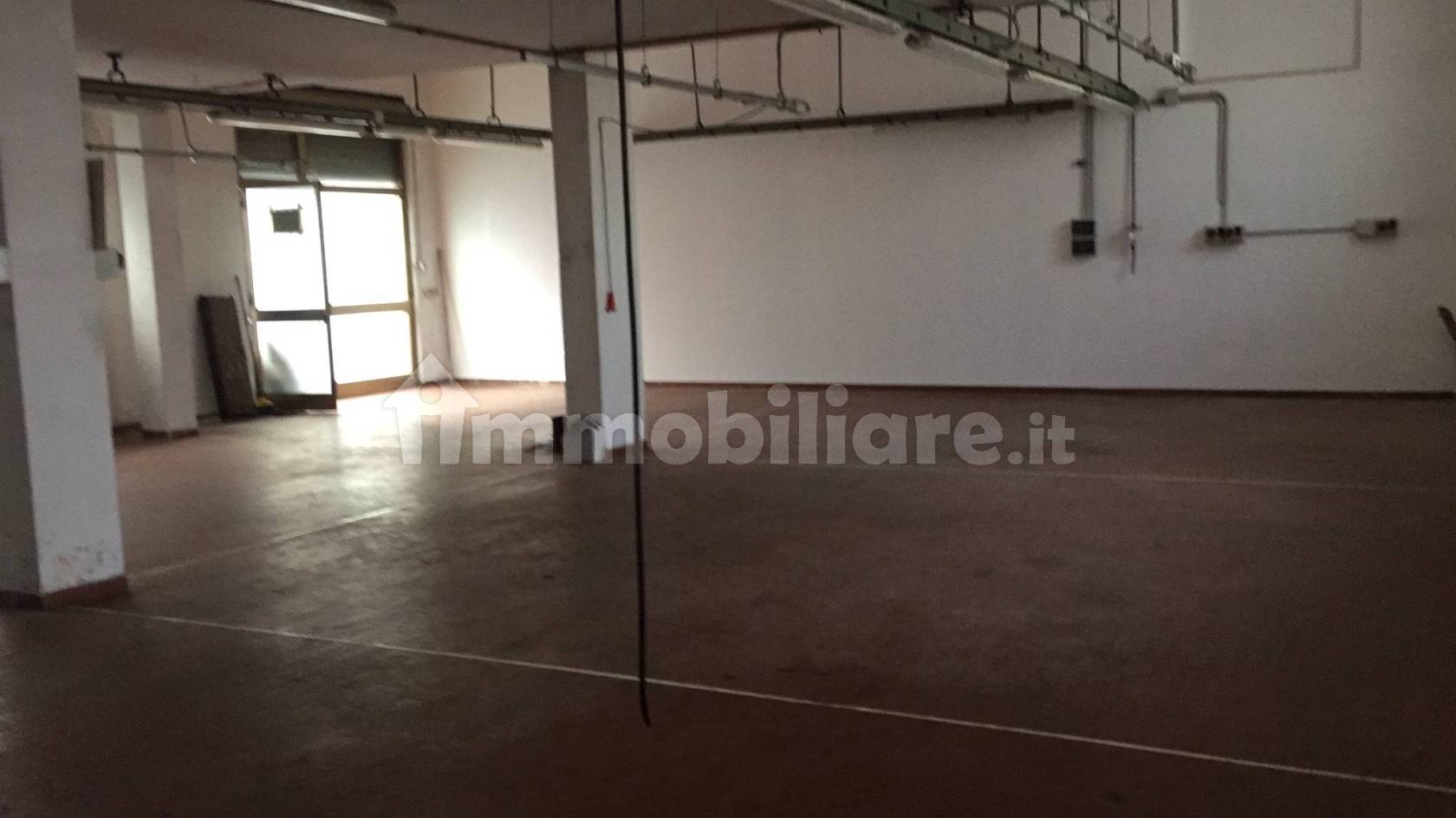 Locale commerciale in Vendita