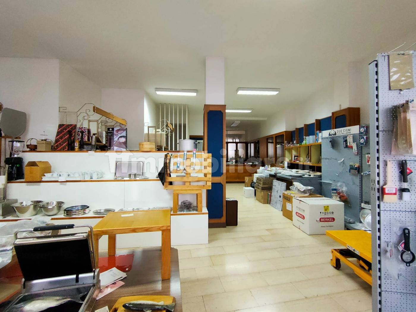 Locale commerciale in Vendita